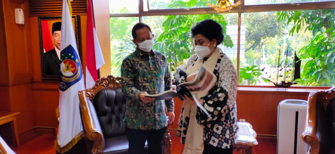 Ketua Umum Walubi Dra S Hartati Murdaya yang di Dampingi Wasekjend DPP ...