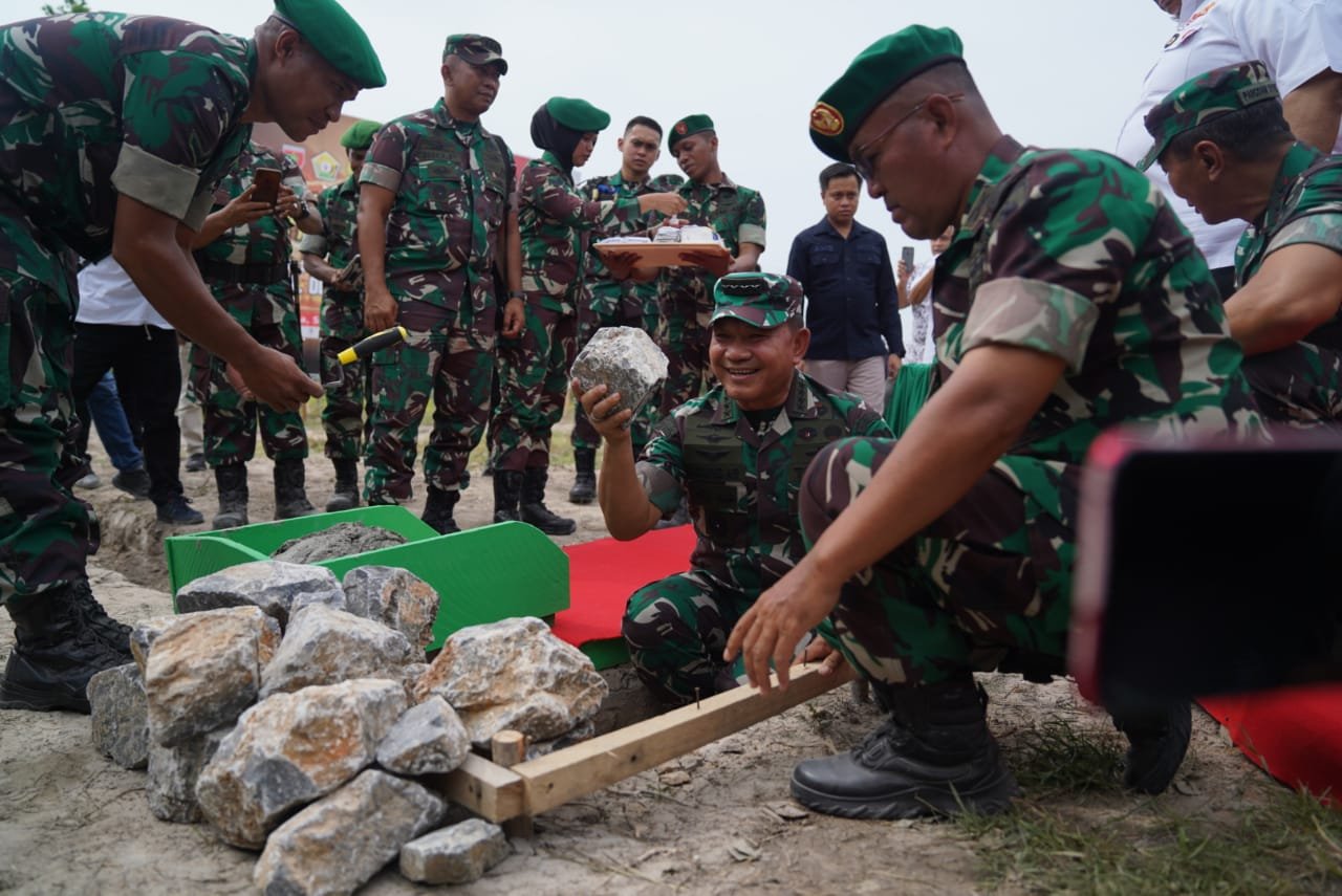 Kasad Letakkan Batu Pertama Pembangunan Kandang Sapi Korem 143/HO ...