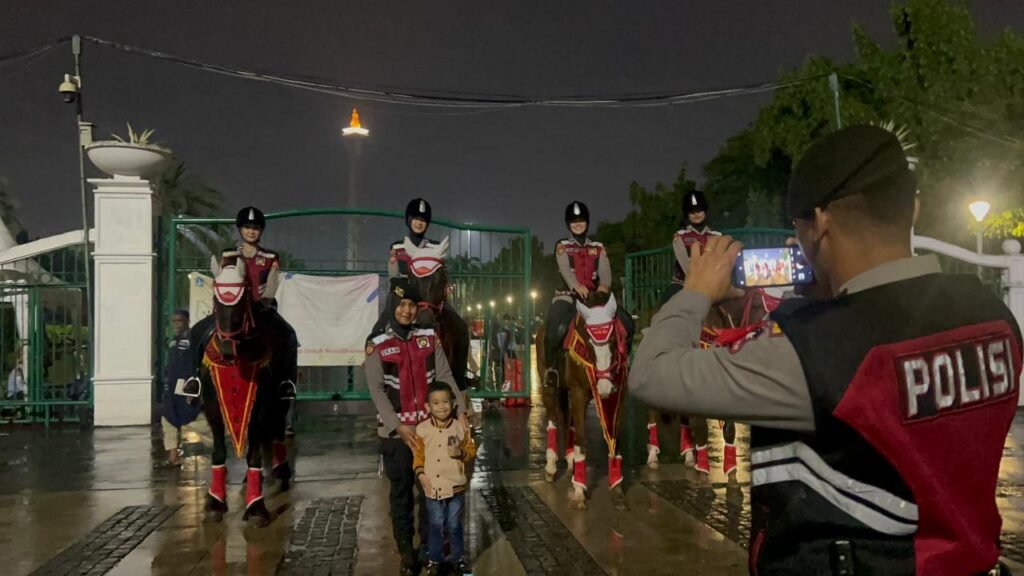 Polisi Berkuda Polsatwa Patroli di Monas, Warga Antusias hingga Foto ...